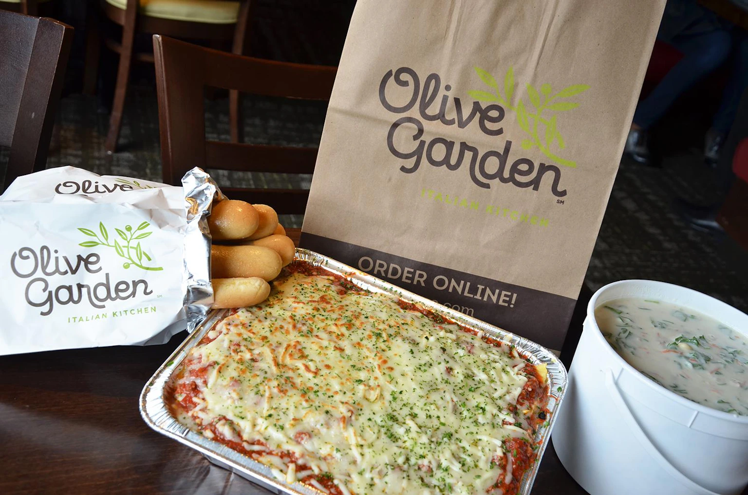 26 Olive Garden Deals to Eat Endless Breadsticks for Cheap - The Krazy ...