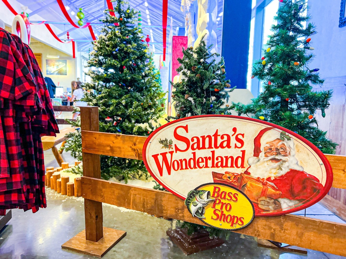 Free Santa Photos at Bass Pro Shops 2025: Dates & Tips - The Krazy ...